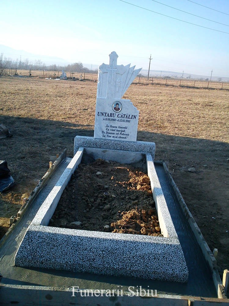 Monumente funerare: cruci, capace, borduri, mozaic, cavouri. Executam o ...
