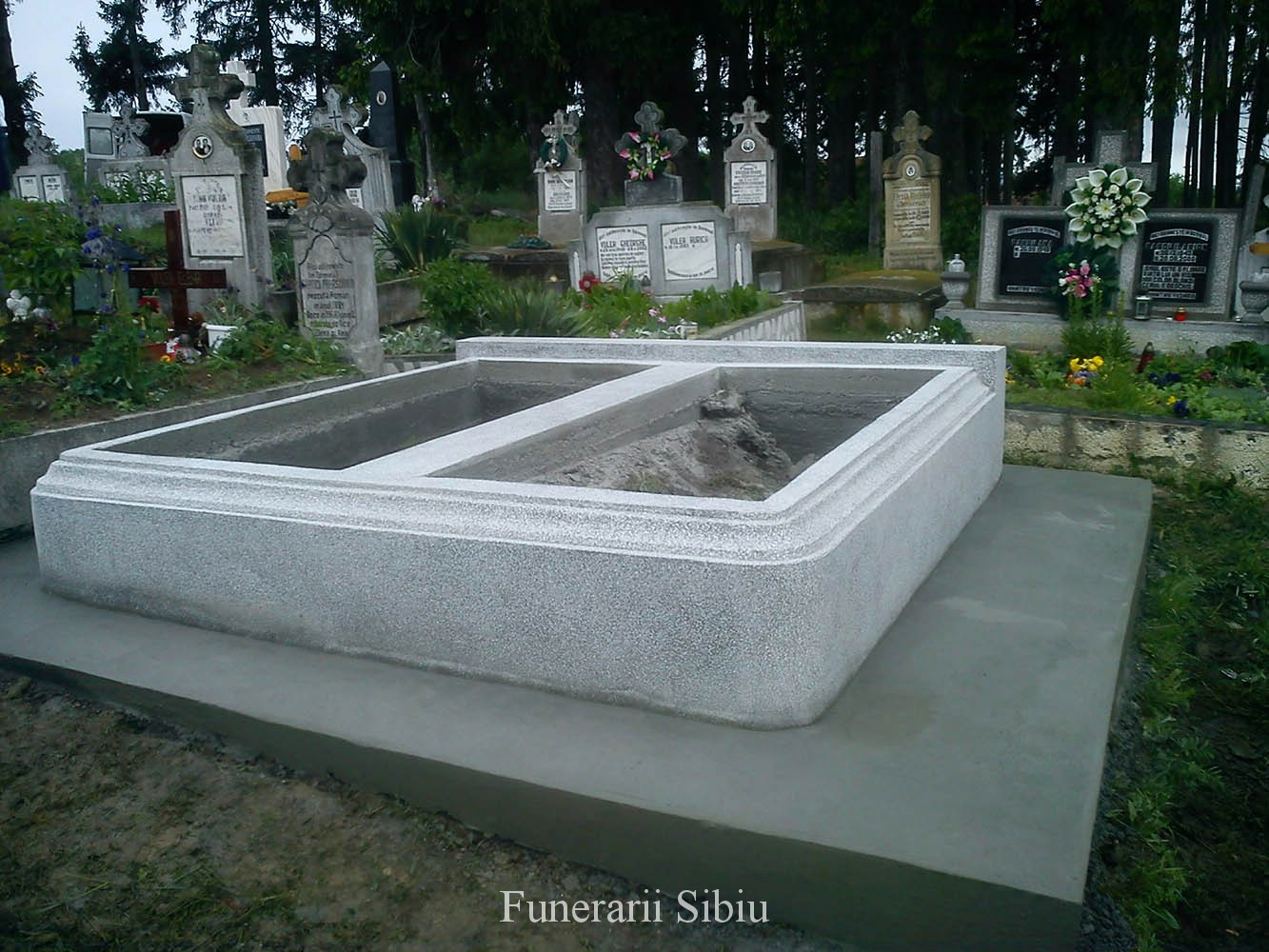 Monumente funerare: cruci, capace, borduri, mozaic, cavouri. Executam o ...
