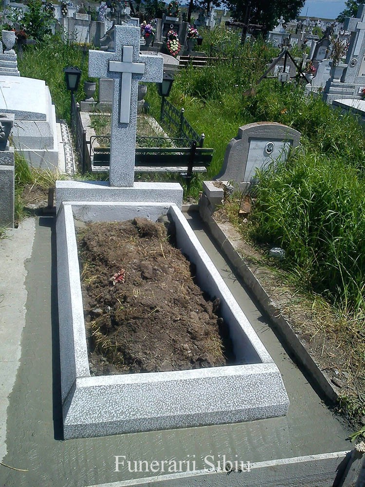 Monumente funerare: cruci, capace, borduri, mozaic, cavouri. Executam o ...